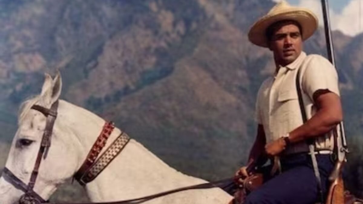 This 1964 Film, Dharmendra's Debut As A Villain, Gave Much-needed Boost ...