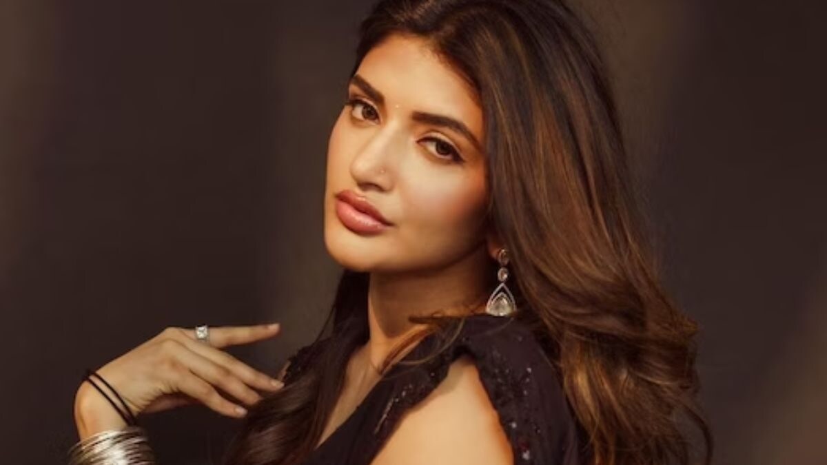 Actress Sreeleela Slays Traditional Look In Black Saree; See Pics - News18