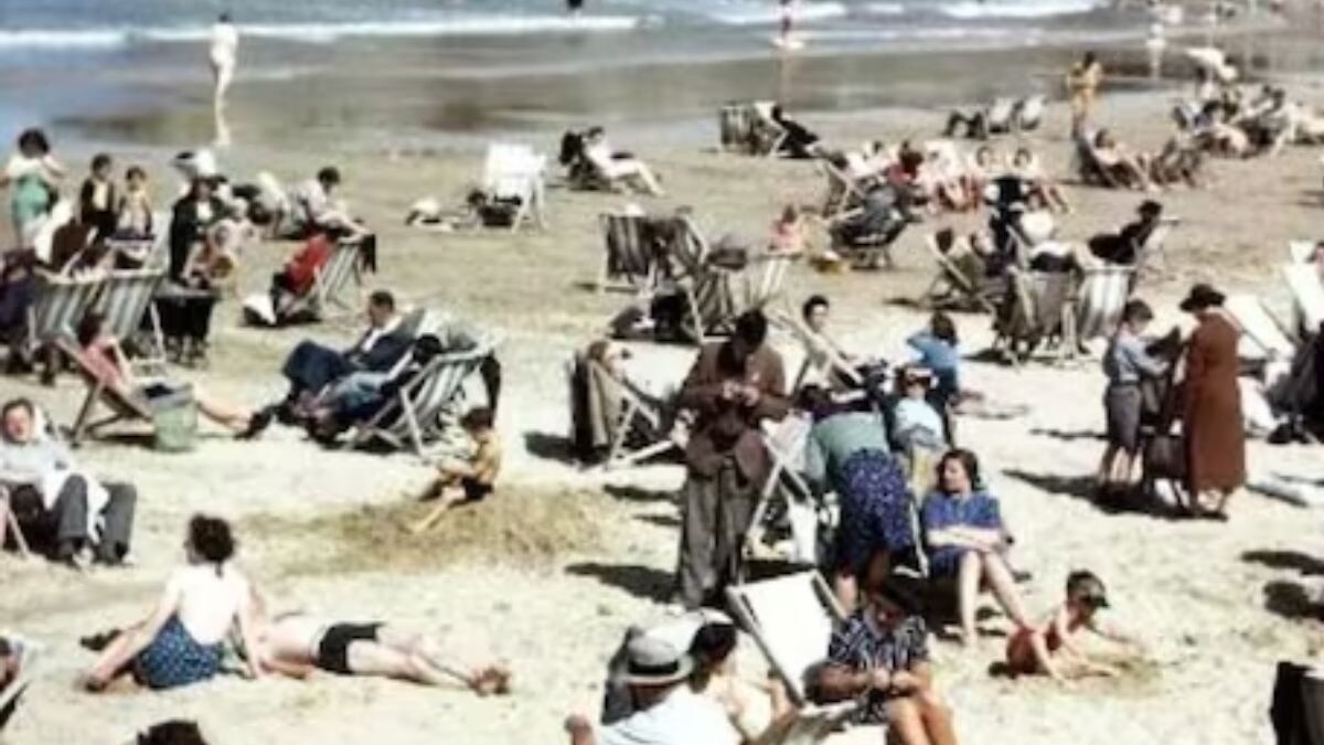 'Time Traveller' Using A Mobile Phone Spotted In This 1943 Beach Pic ...