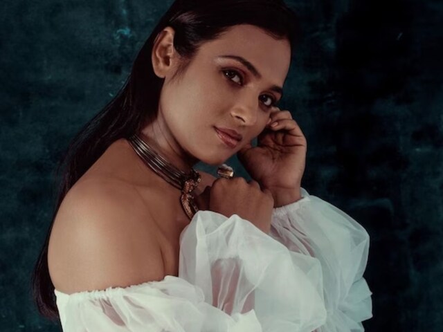 Actress Ramya Pandian Spells Magic In An All-white Ensemble - News18