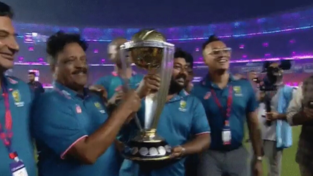 Pat Cummins Asking Support Staff To Pose With World Cup Trophy Is Pure ...