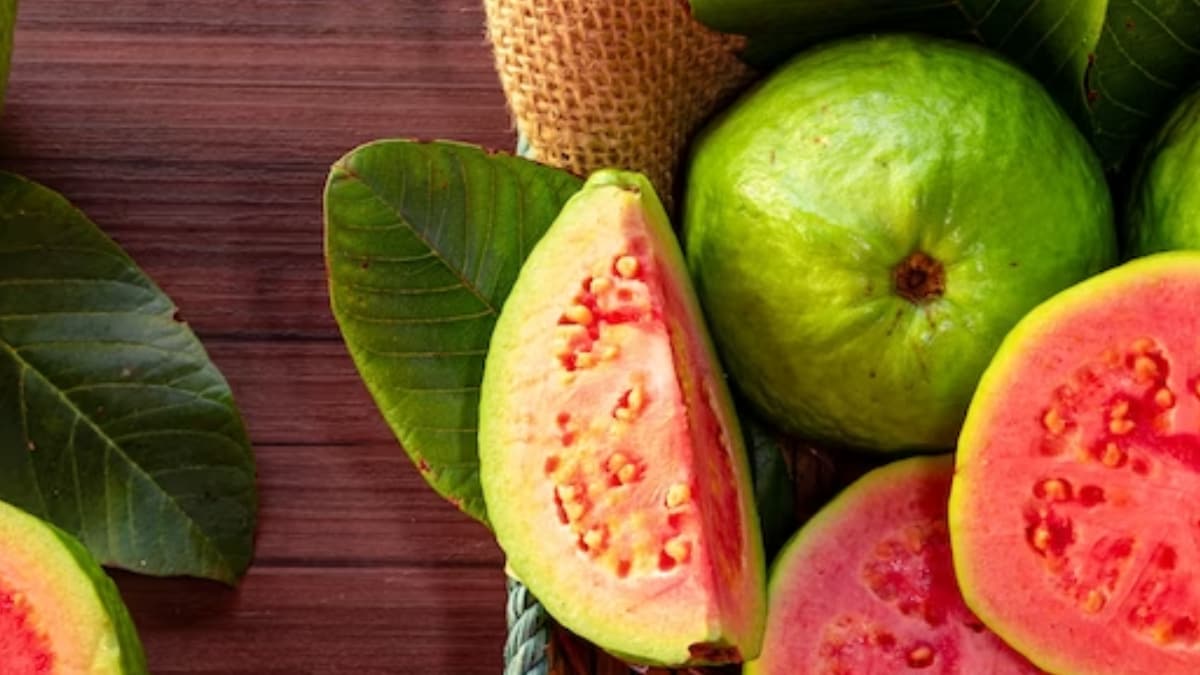 Improving Digestion To Boosting Immunity, 5 Reasons To Eat Guavas Daily ...