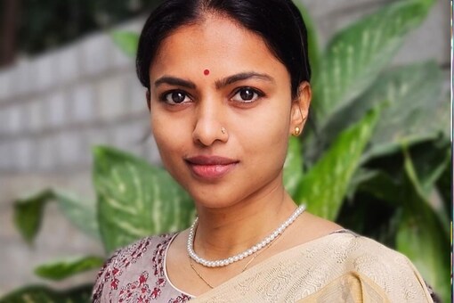 Actress Ganavi Laxman Looks Ethereal In Simple Floral Cotton Saree - News18
