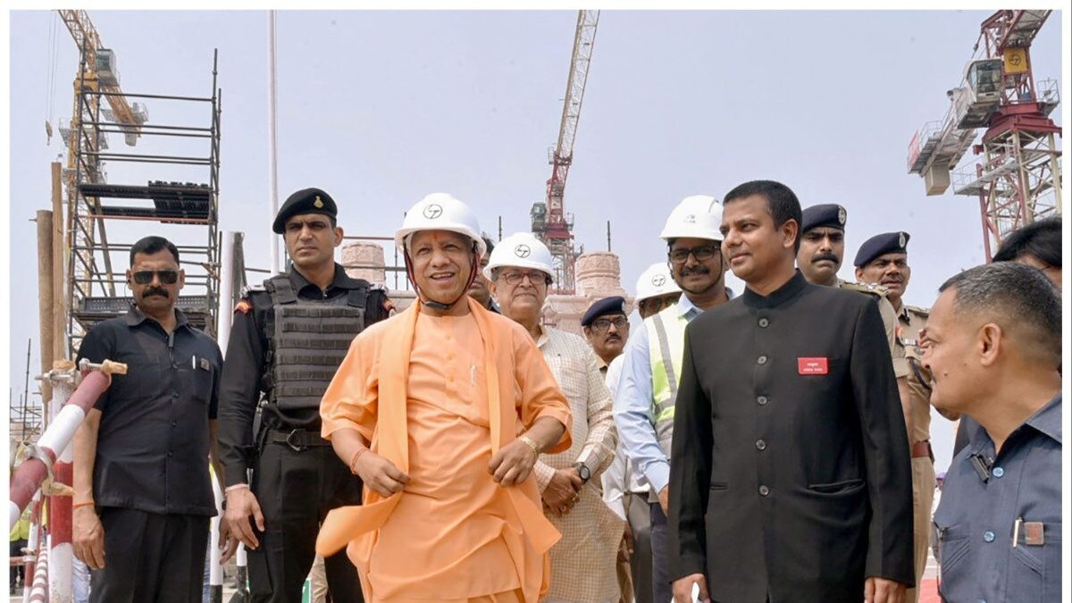 UP CM Reviews Preparations Ahead of PM's Ayodhya Visit Next Week - News18