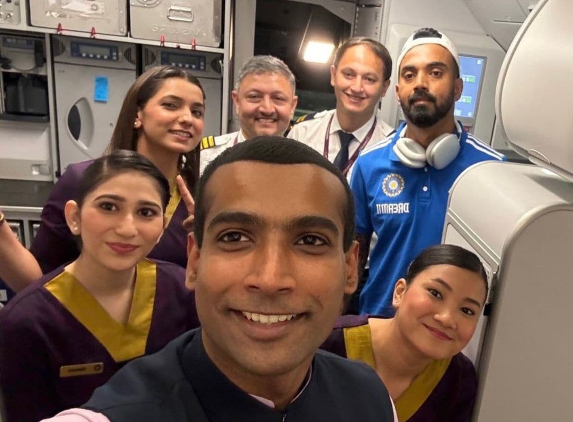 Virat Kohli, Rohit Sharma and Others Click Photos With Vistara Cabin Crew