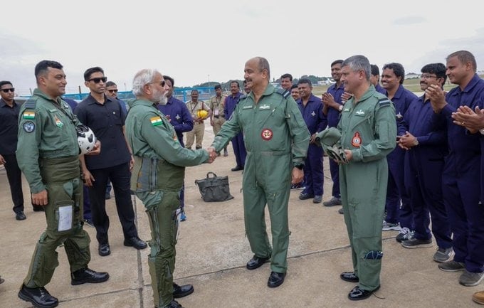 PM Narendra Modi Flies Sortie in Tejas Fighter Jet in Bengaluru | In ...