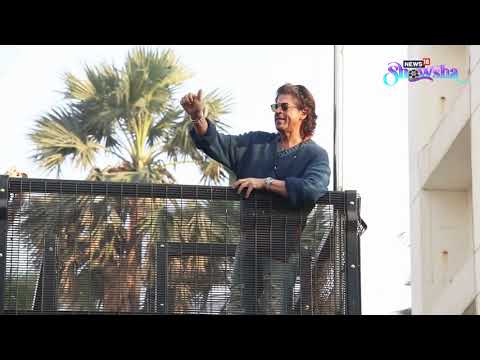 Shah Rukh Khan Waves At His Fans From The Balcony Of Mannat; WATCH - News18