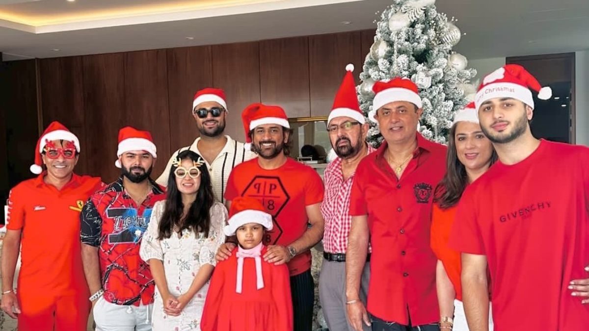 'Mahi Mahi Christmas': Image of MS Dhoni, Rishabh Pant Celebrating Xmas ...