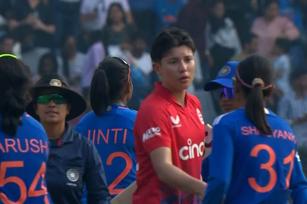 Issy Wong Profile | Issy Wong Cricket Career | Cricket Stats