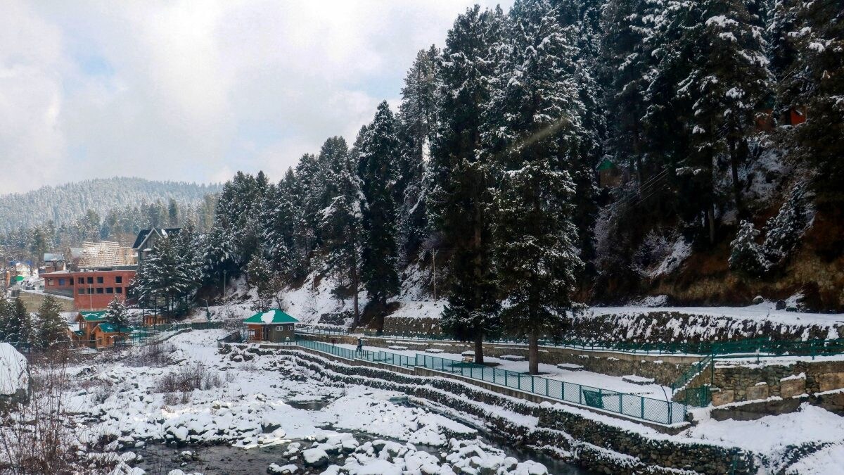 Cold Wave-like Conditions in Kashmir; Thin Sheet of Ice Over Dal Lake ...