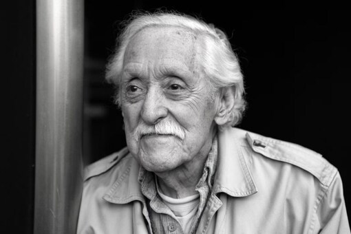 Mike Nussbaum, Men in Black and Field of Dreams Star, Dies at 99 - News18