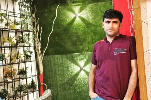 Meet Ifs Himanshu Tyagi Who Cleared Upsc While Working Full Time News18