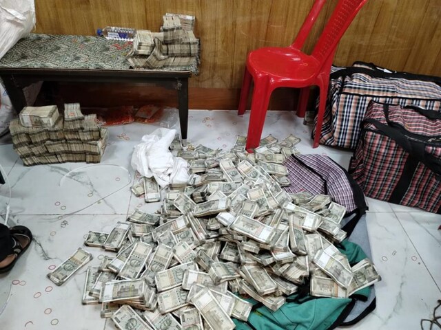 Odisha I-T Raid: Floor, Lockers Flooded With Cash as Recovery Tops Rs ...