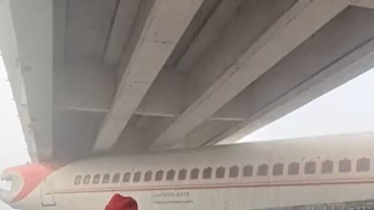WATCH | Scrapped Aeroplane, Being Transported on Truck, Gets Stuck ...