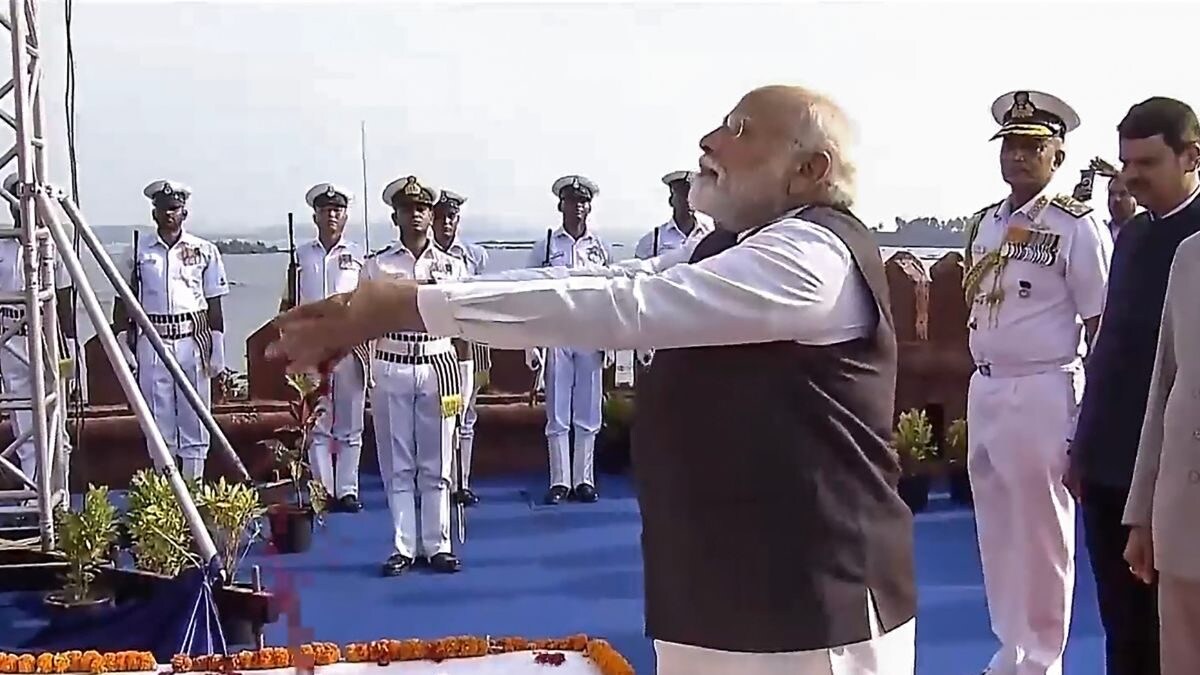 "Jhuko Nahi, Ruko Nahi.." PM Modi on Navy Day, Unveils Shivaji Maharaj ...