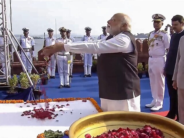 "Jhuko Nahi, Ruko Nahi.." PM Modi on Navy Day, Unveils Shivaji Maharaj ...
