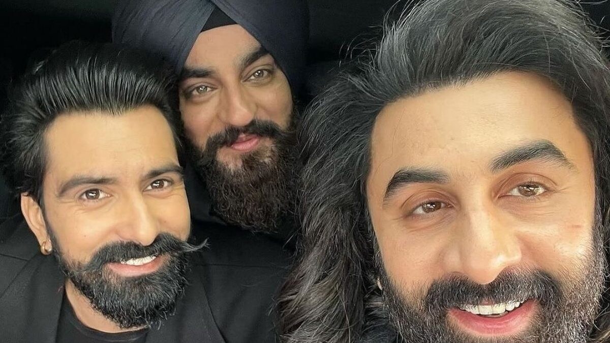 Ranbir Kapoor Takes a Selfie With His 'Animal' Cousins; Unseen Photo ...