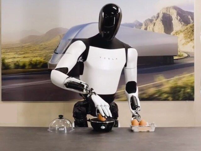 Elon Musk Reveals New 'Optimus' AI Robot That Can Do Squats And Boil ...