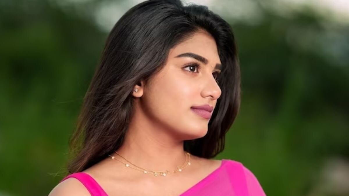 Actress Supritha Naidu Looks Ethereal In Red Silk Saree - News18