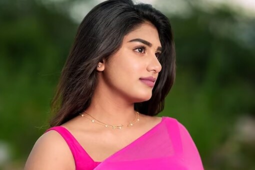 Actress Supritha Naidu Looks Ethereal In Red Silk Saree - News18