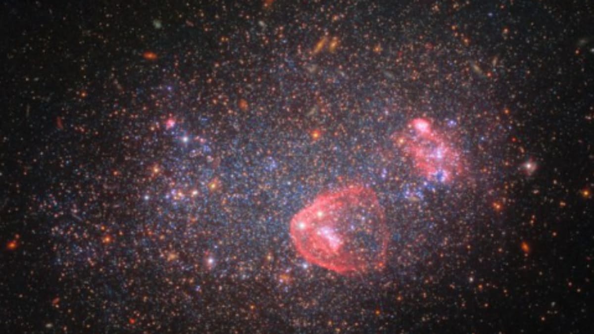 NASA's Festive Gift Is A Snow Globe Galaxy Captured By Hubble Telescope ...