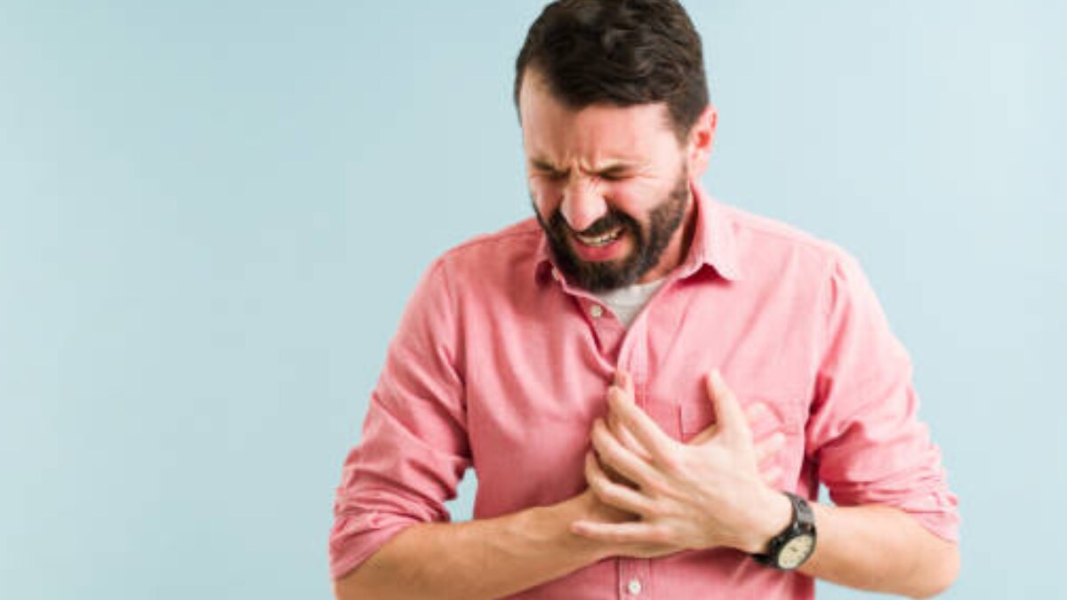 From Chest Pain And Discomfort To Excessive Sweating: Warning Signs Of ...