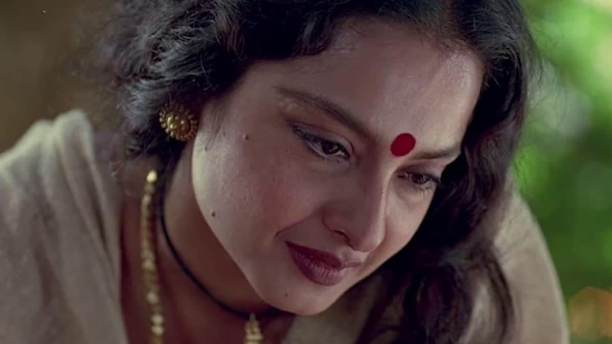 Troubled Childhood To Linkup With Stars, A Look At Rekha’s Tumultuous ...