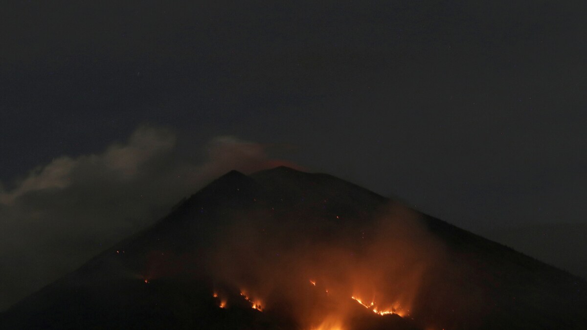 WATCH: Indonesia's Mount Marapi Volcano Erupts, Emitting Ash 3,000 ...