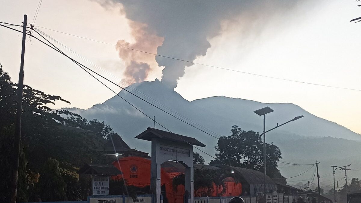 Indonesia Raises Volcano Alert Status to Highest Level as Lewotobi Laki ...