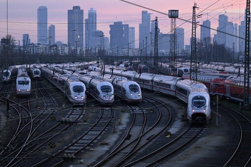 Farmer Blockades, Railway Strikes over Subsidy Cuts Bring German ...