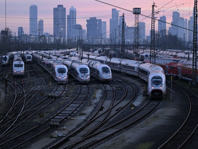 Farmer Blockades, Railway Strikes over Subsidy Cuts Bring German ...
