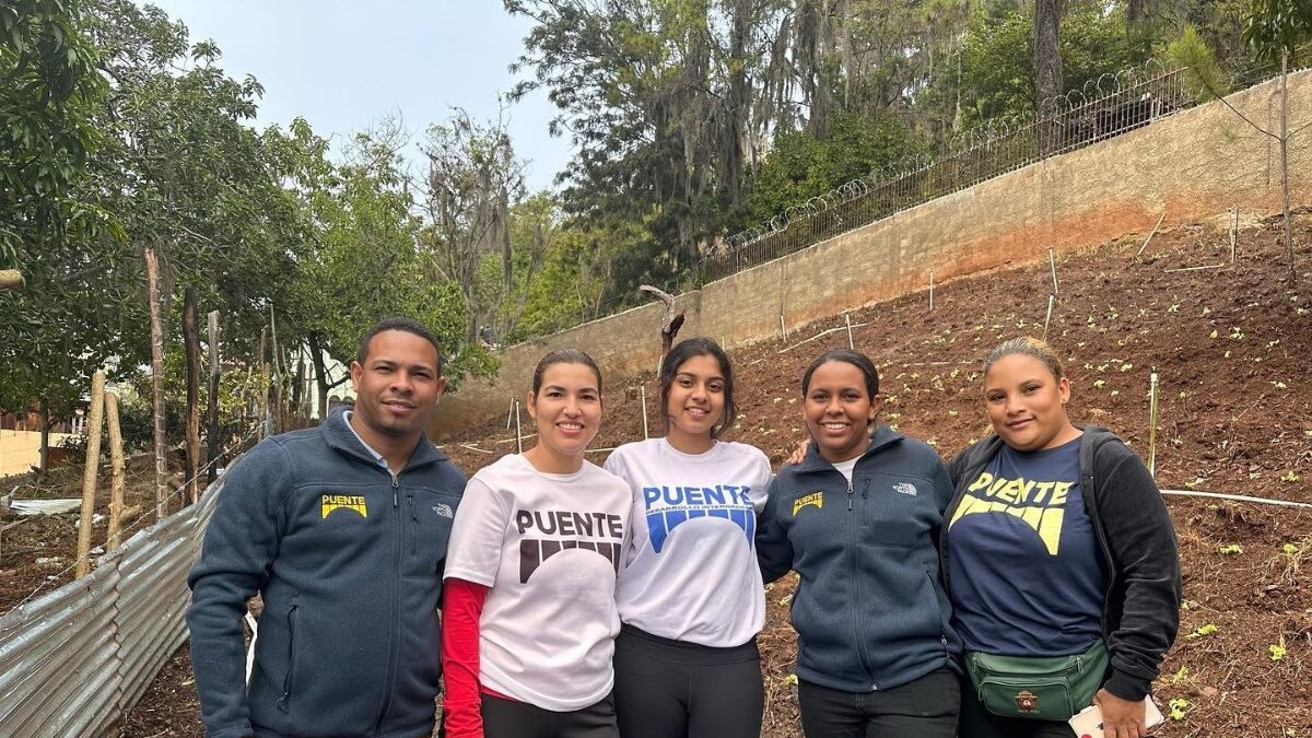 Roja Selvamani’s Daughter Anshumalika Poses With University Friends In ...