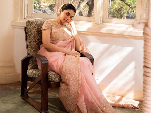 Priyanka Arul Mohan Looks Ethereal In Light Pink Organza Saree - News18