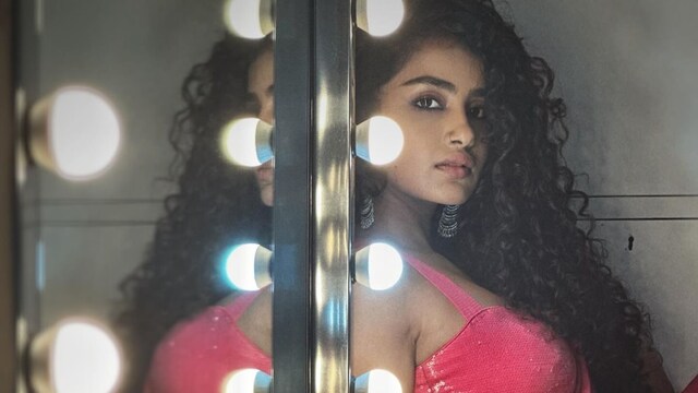 Anupama Parameswaran Is Too Hot To Handle In Pink Shimmer Saree ...