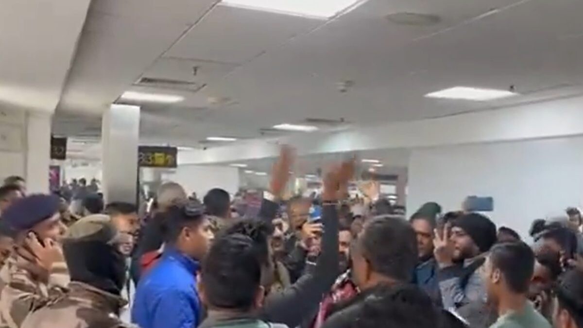 'Bandh Karo, Bandh Karo': Flyers Protest Inside Delhi Airport After ...