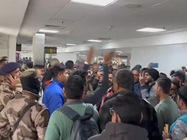 'Bandh Karo, Bandh Karo': Flyers Protest Inside Delhi Airport After ...