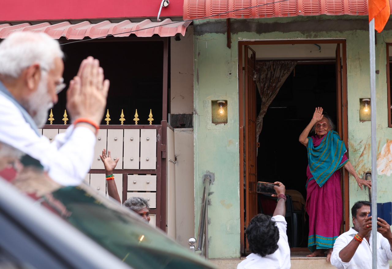 In Traditional Tamil Attire, Modi Prays at Srirangam Temple, Listens to ...
