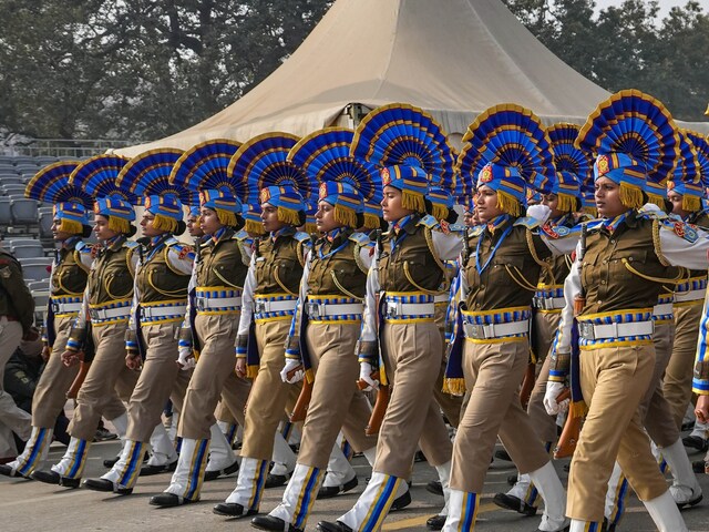 Over 200 Women CRPF Personnel March On 75th Republic Day Parade | Watch ...