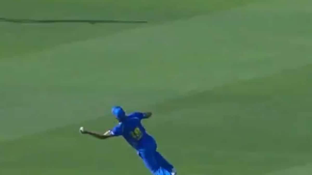 MI Emirates' Trent Boult Takes a One-handed Blinder in ILT20 - WATCH ...