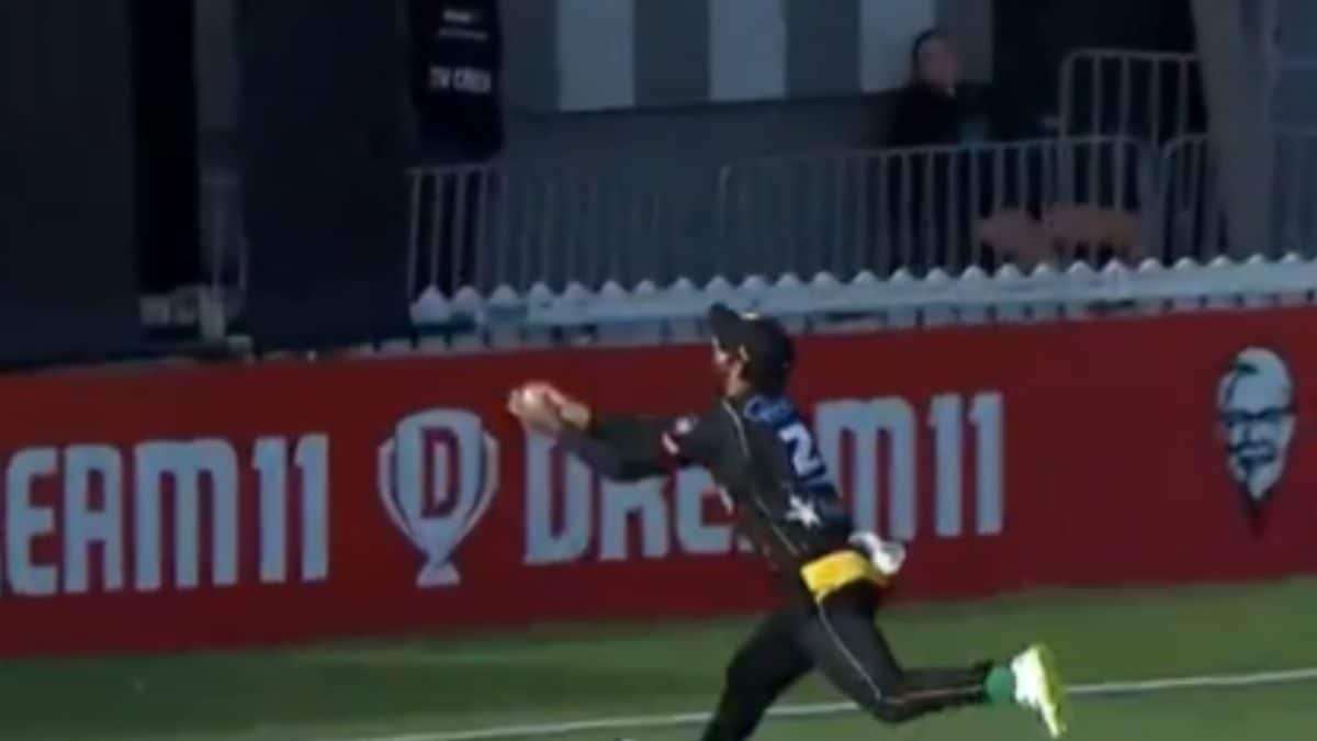 Troy Johnson Produces Stunning Fielding Effort to Dismiss Will Young in ...