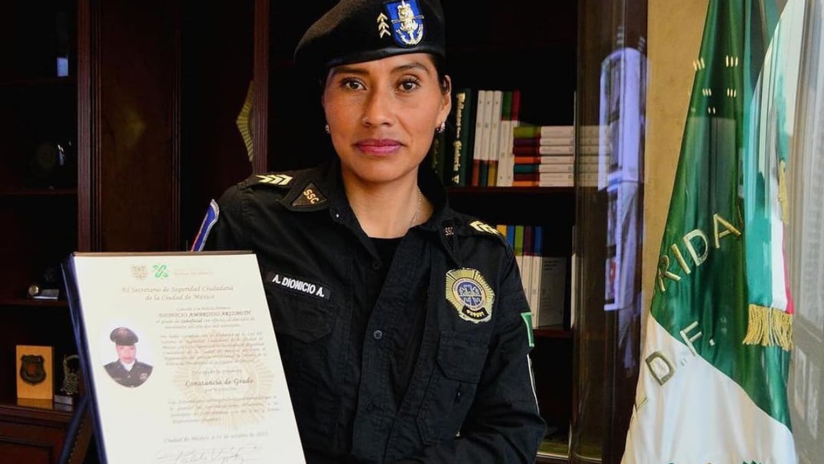 Heartwarming: Mexican Police Officer Breastfeeds Crying Baby After ...