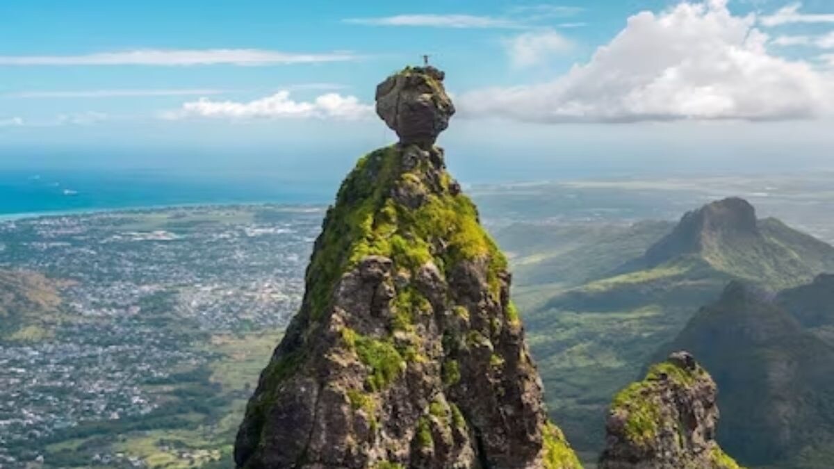 This Breathtaking View Of Mauritius’ Human Head-shaped Pieter Both Mountain Is To Die For - News18
