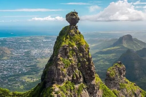 This Breathtaking View Of Mauritius’ Human Head-shaped Pieter Both ...