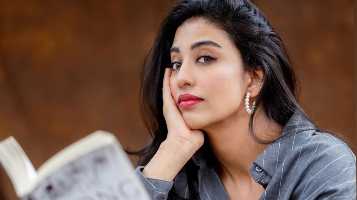 In Grey-striped Shirt And Shorts, Daksha Nagarkar's Glamorous Avatar ...