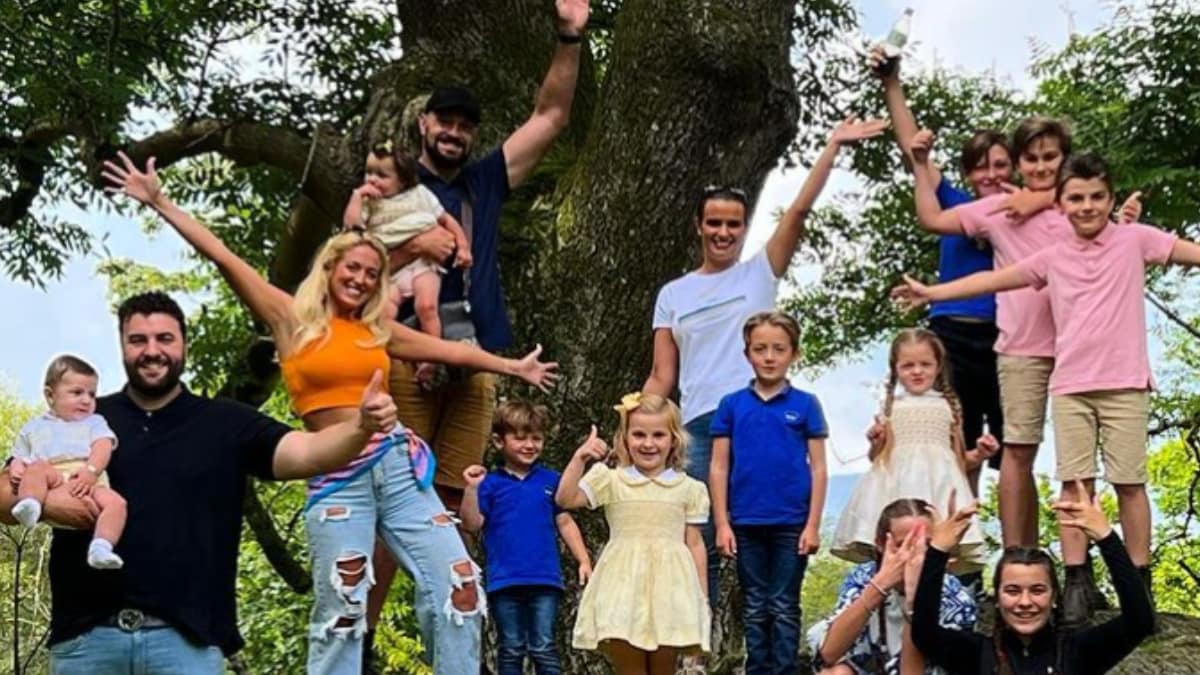 What Is The Nose Cover Pose And Why Gen Z Is Using It In Family Photos ...