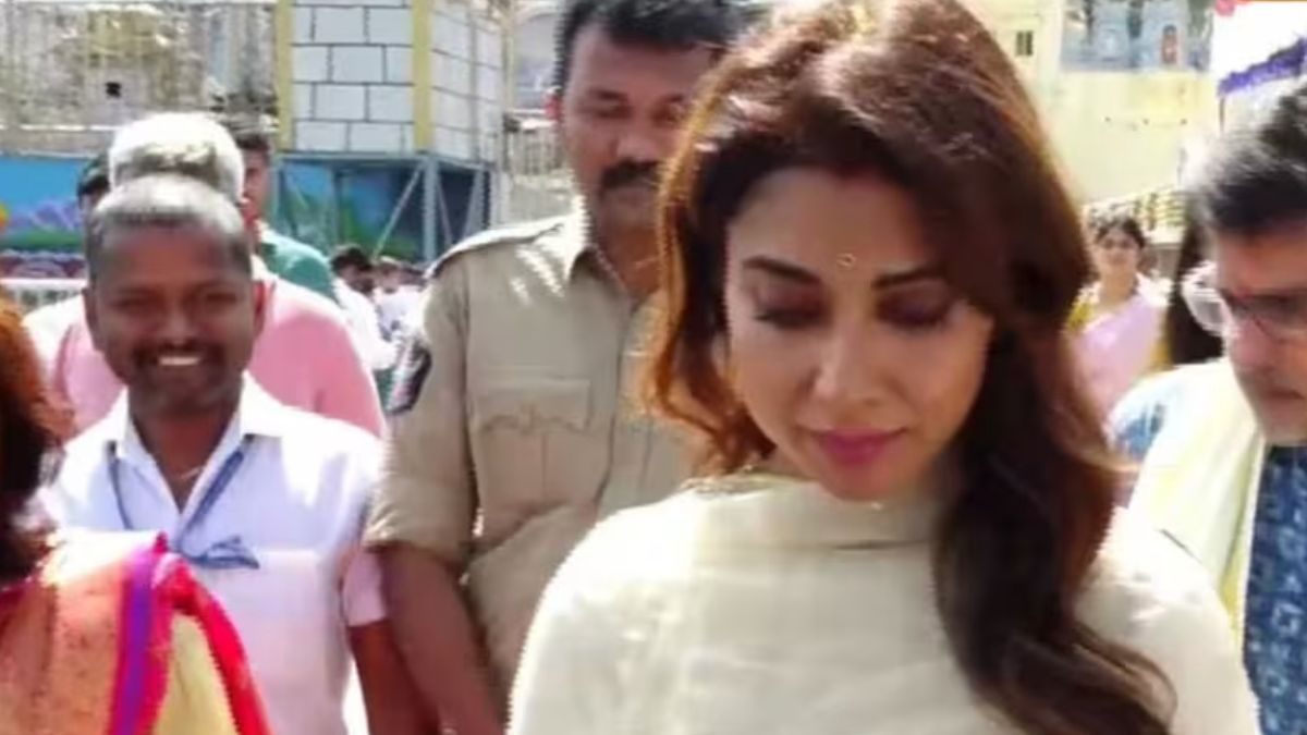 Spotted: Shriya Saran, Tejaswini Manogna Visit Tirumala Temple | Movies ...