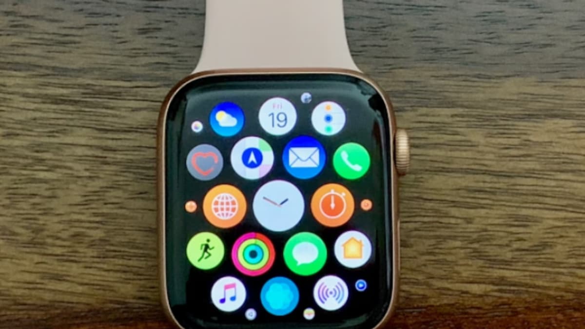 Doctor Saves Flight Passenger's Life Using Apple Watch; Here's How ...