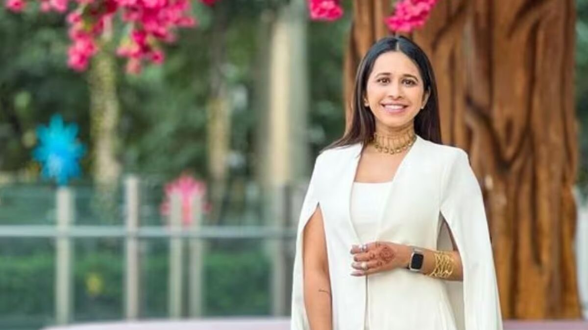 Marathi Comedy Queen Shreya Bugde Launches Chic Big Fish Hotel In Dadar ...