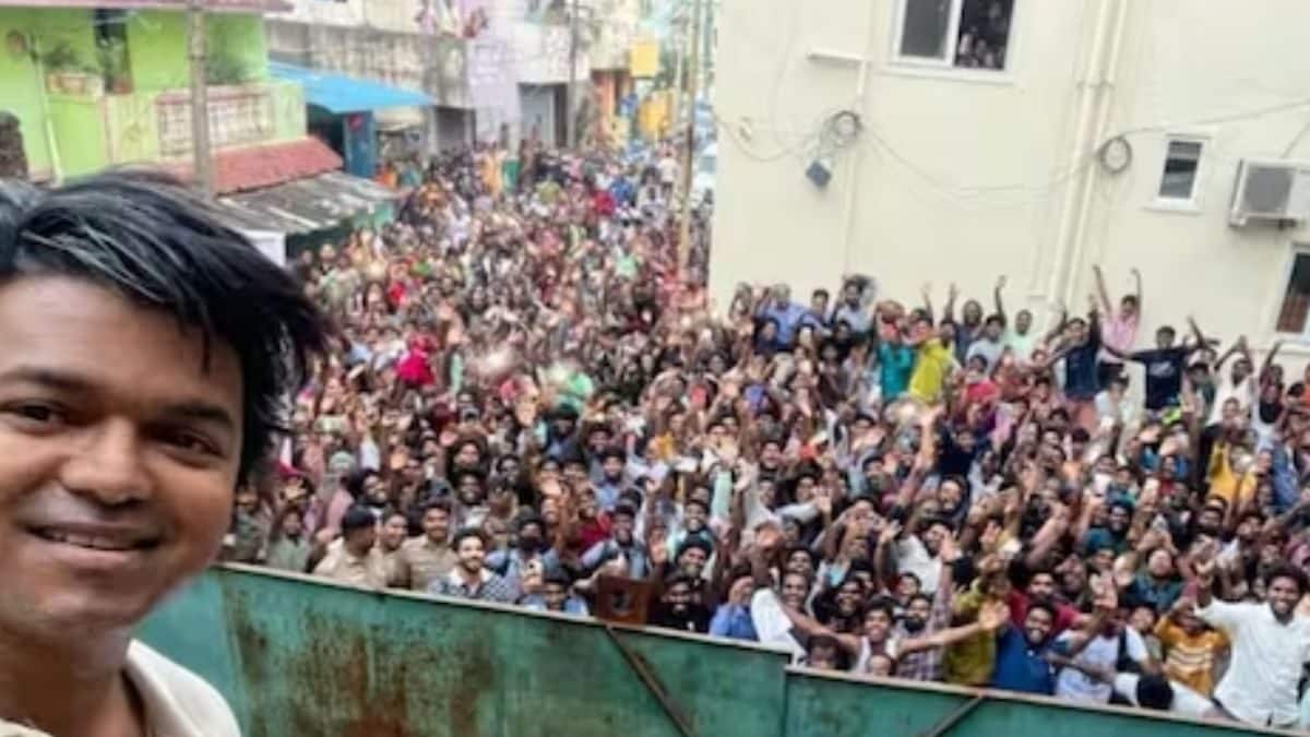Vijay's Selfie With Fans From GOAT Shoot Reminds The Internet Of His ...