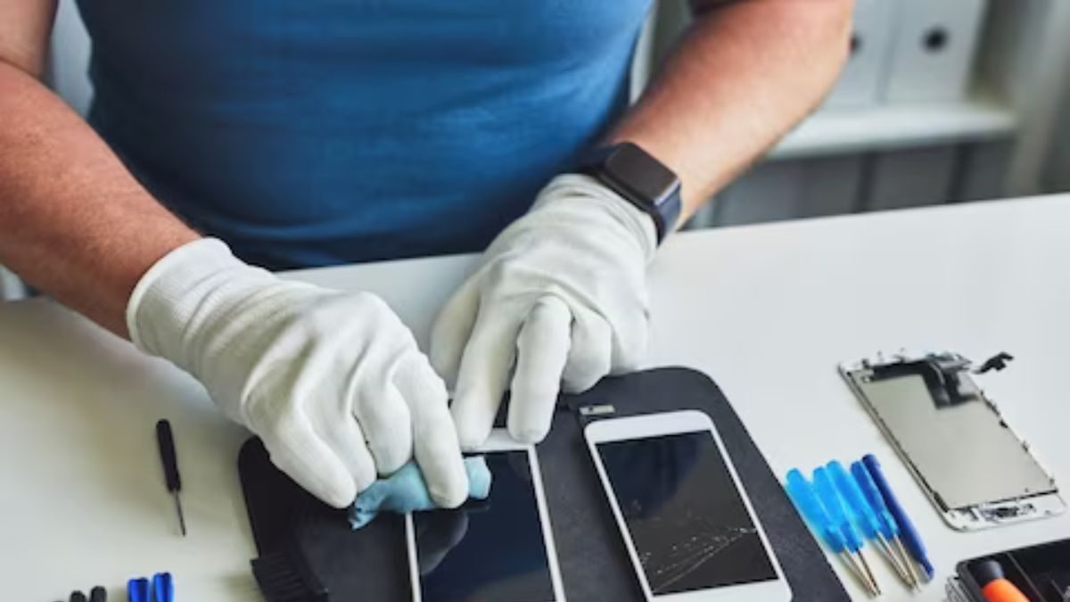 How To Clean Phone’s Screen The Right Way; Follow These 5 Hacks ...